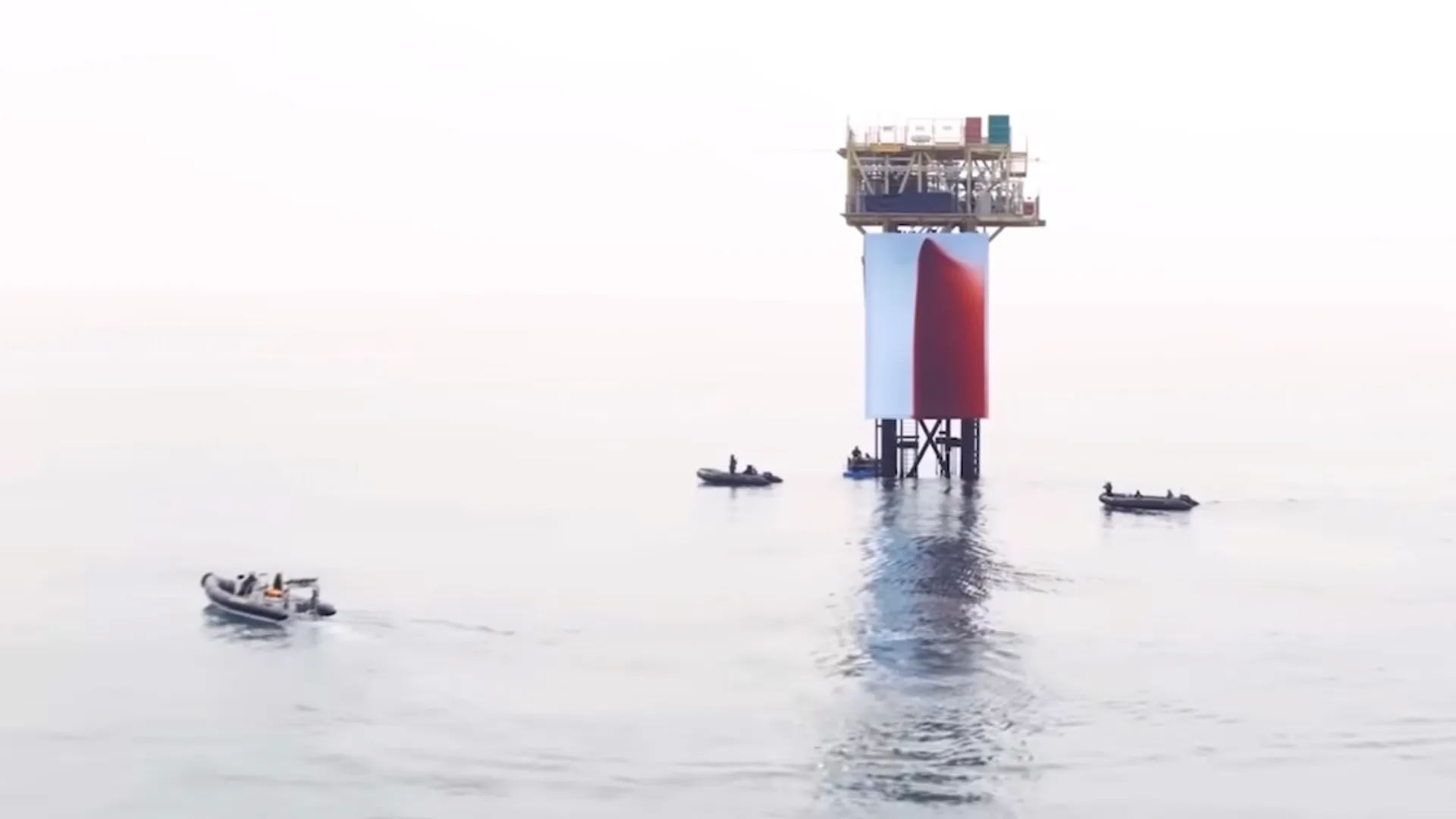 Greenpeace hangt immens kunstwerk van Anish Kapoor aan boorplatform van ...