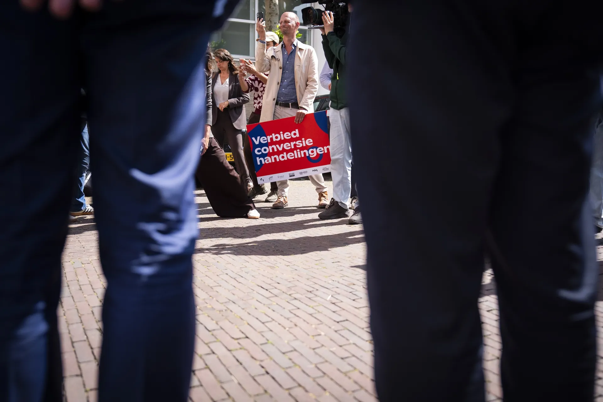 Eerste Kamer stemt voor verbod op schadelijke zogenaamde 'homogenezing ...