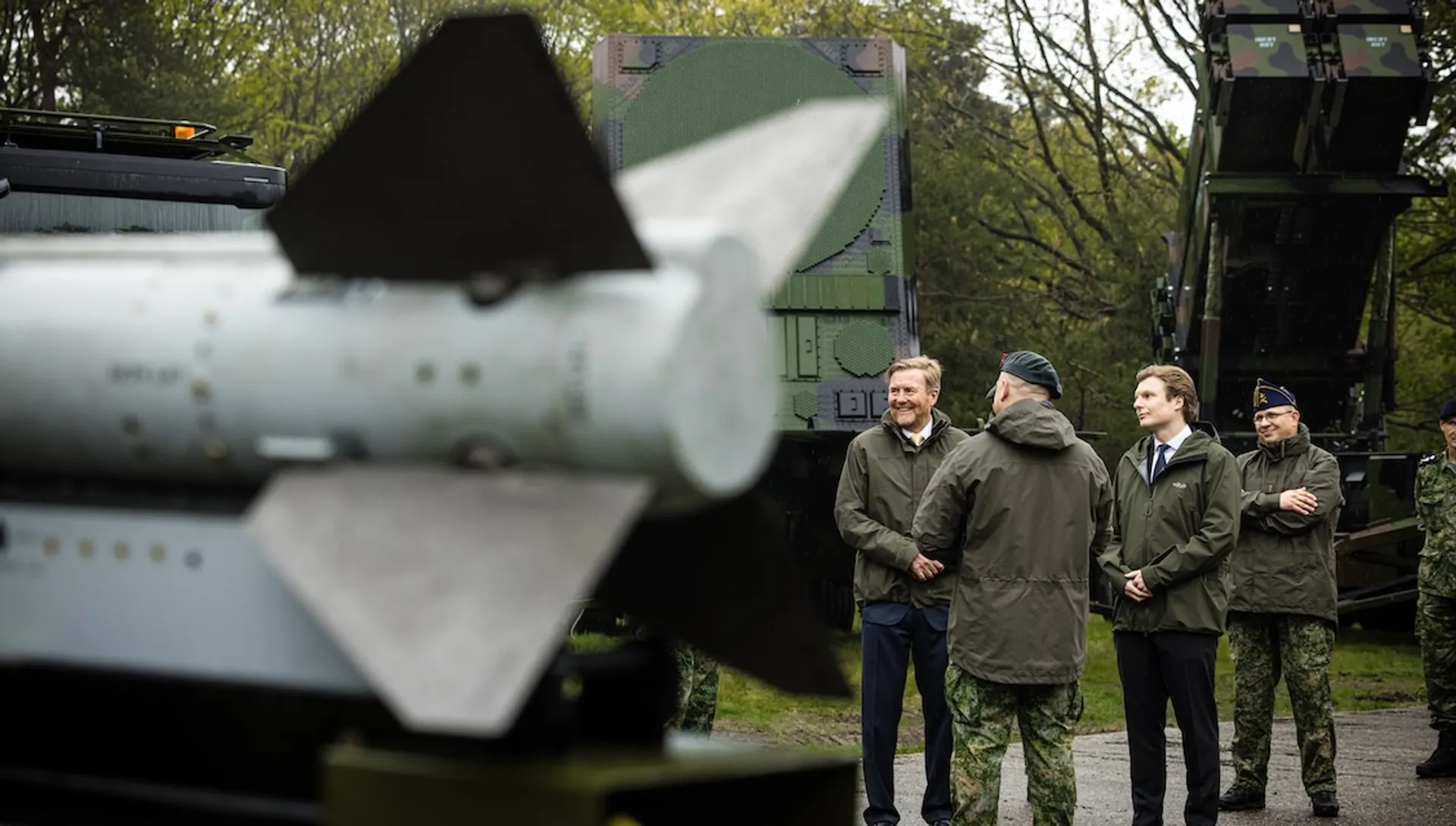 Iedereen betaalt de prijs voor de nieuwe wapenwedloop maar wie het ...