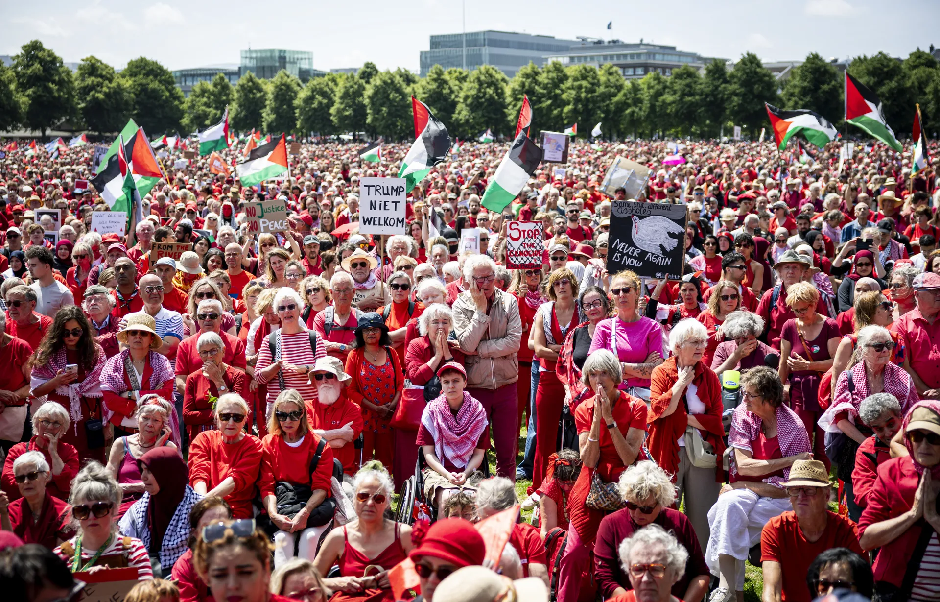 Enorme opkomst bij Rode Lijn-protest - Joop - BNNVARA
