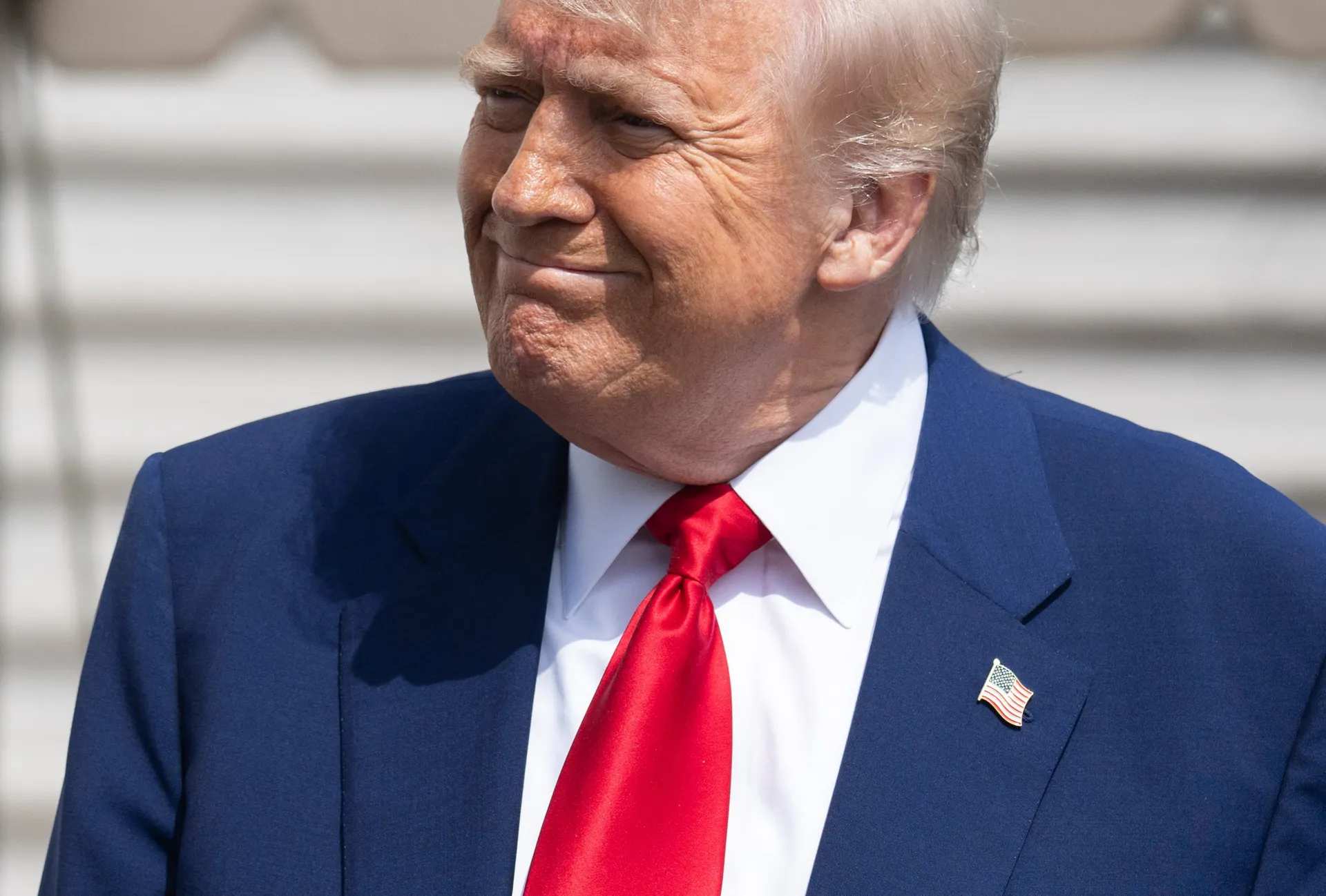 Veroordeelde fraudeur krijgt gratie nadat diens moeder miljoen dollar ...