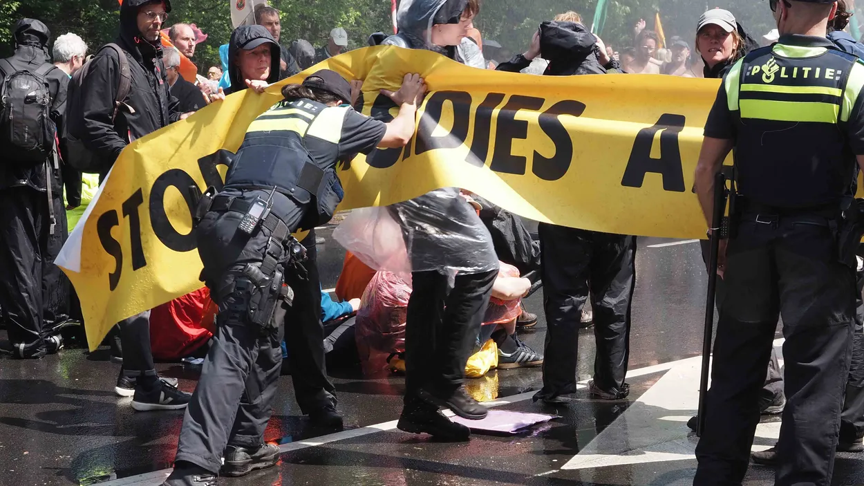Klimaatprotest op de A12 bewijst: vrijheid van betoging staat onder ...
