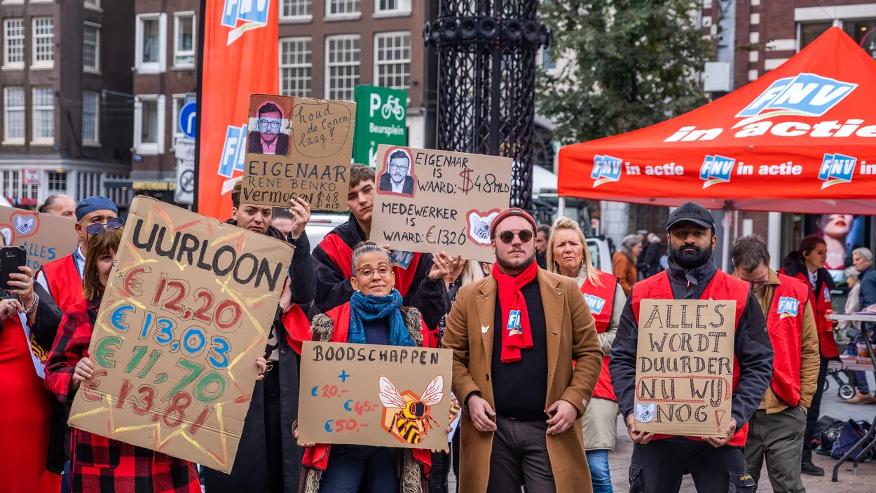 Steeds meer winkelwerknemers staken, leidinggevenden nemen voortouw ...