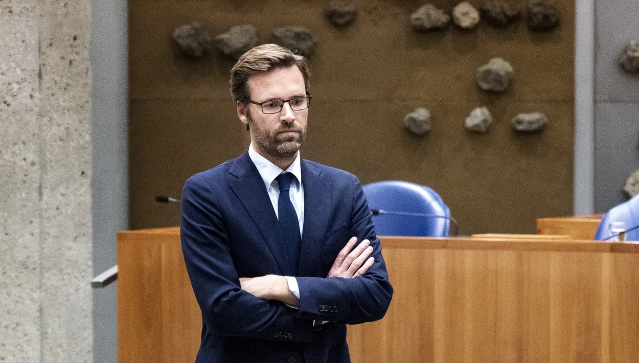 Sjoerd Sjoerdsma lijmt zich vast - Joop - BNNVARA