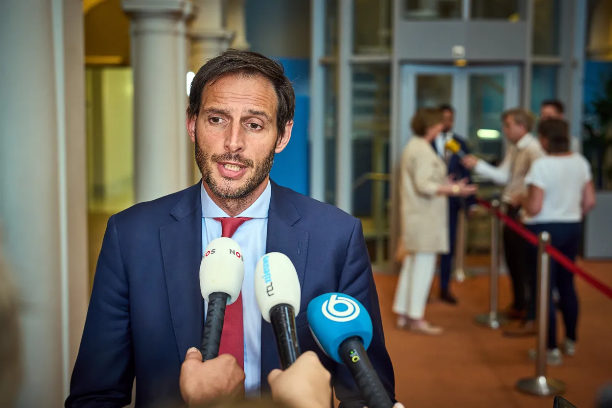 Hoekstra bewijst dat partijleiderschap niet valt te combineren met ...