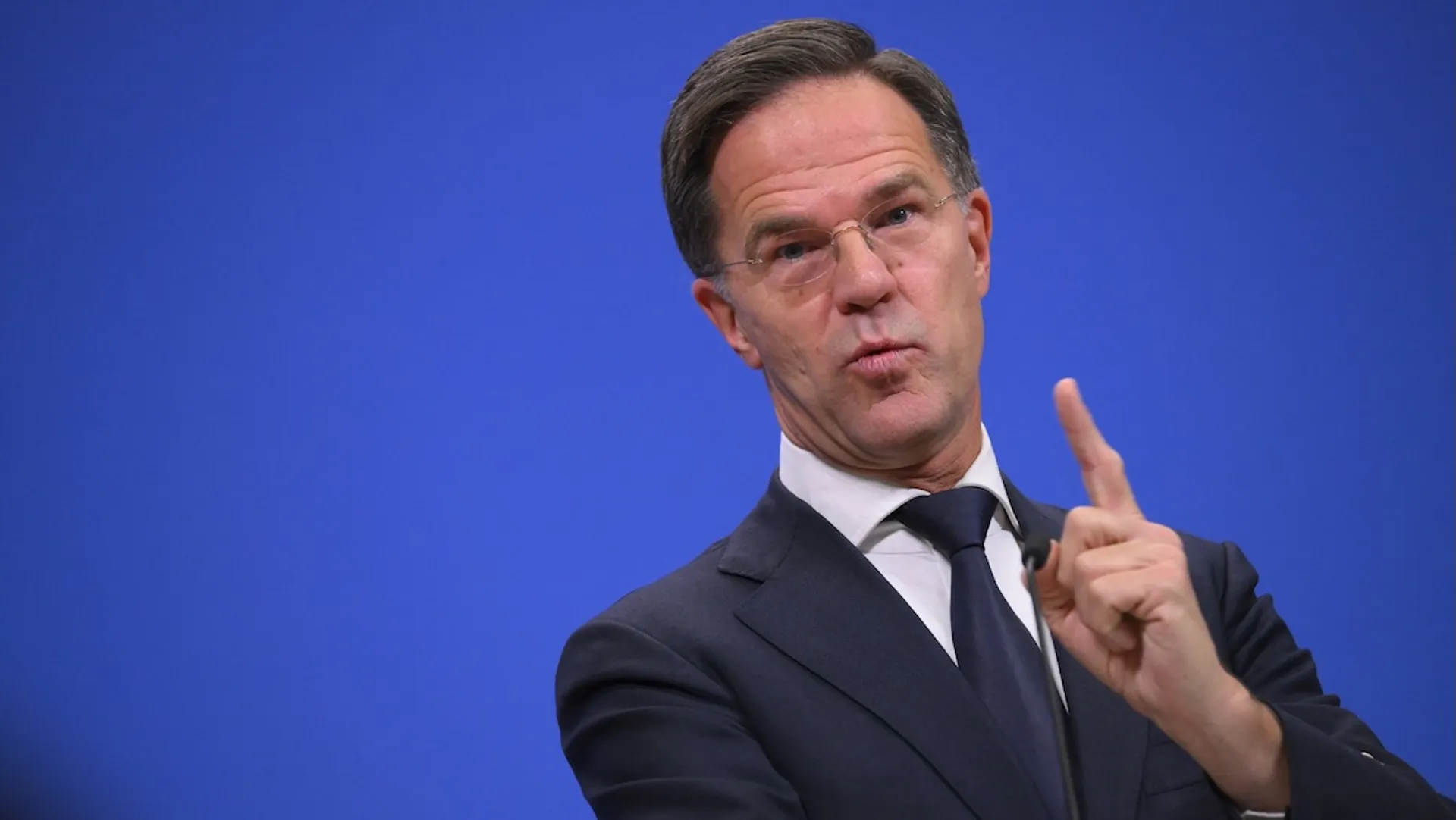 NAVO-chef Mark Rutte gaat zijn boekje volstrekt te buiten - Joop - BNNVARA
