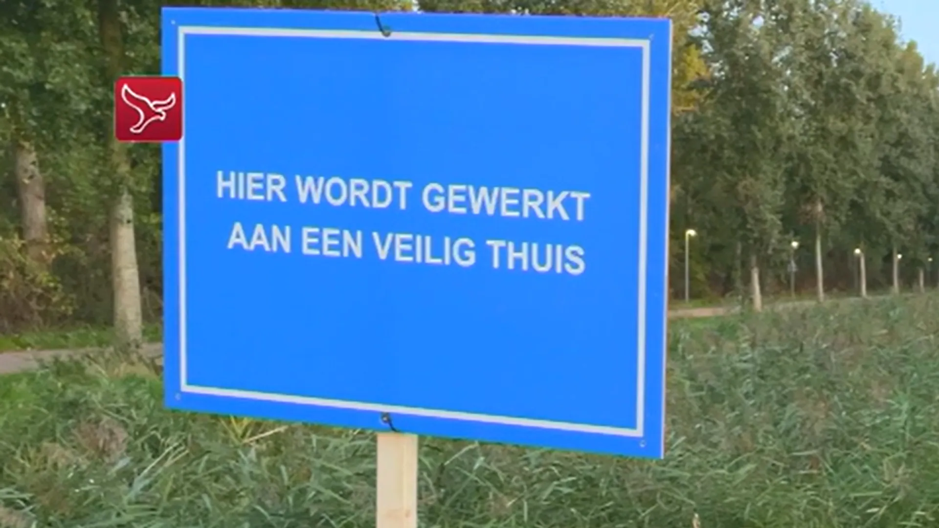 GroenLinks plaatst bord bij azc Almere - Joop - BNNVARA