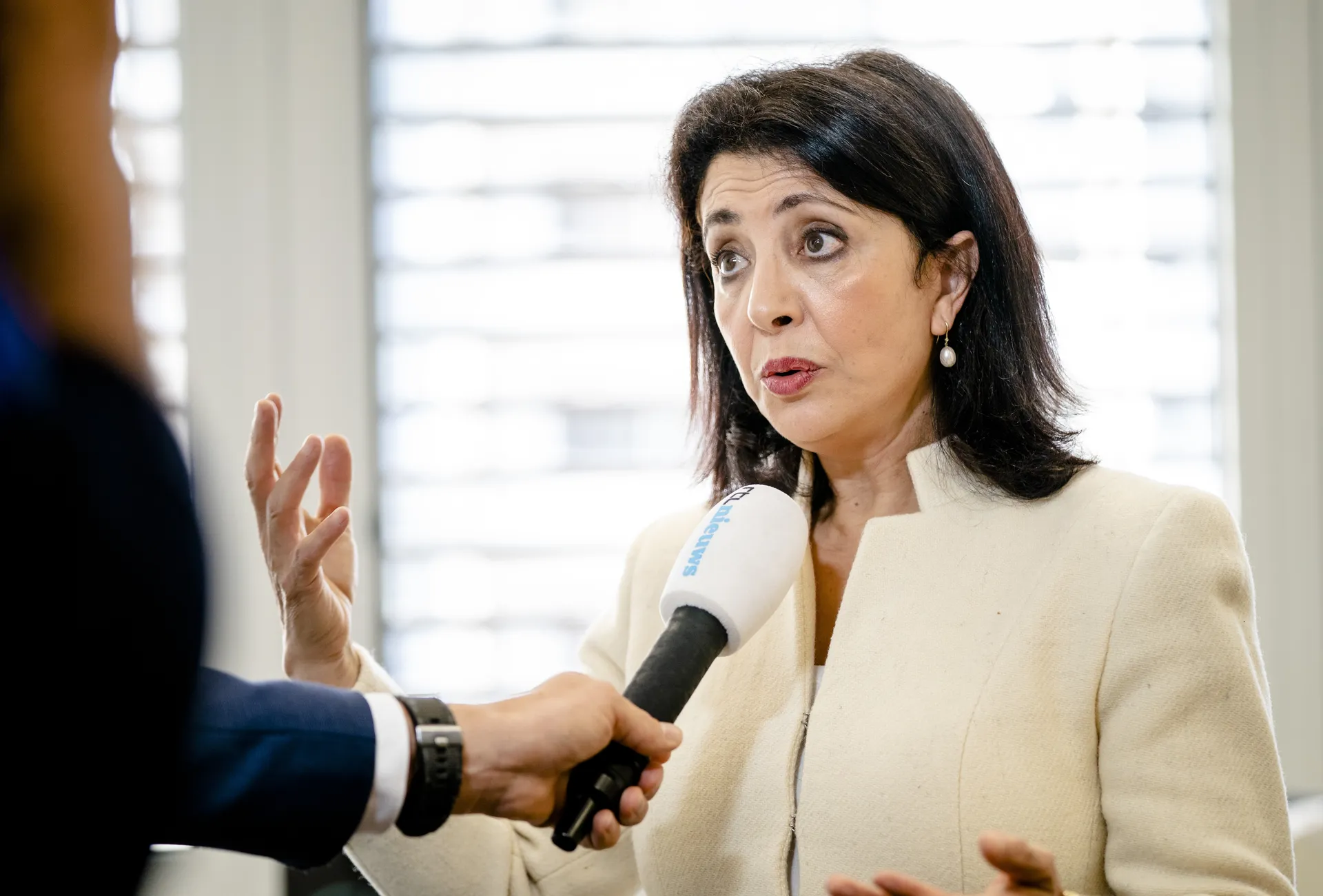 Hoogste ambtenaar van Tweede Kamer stapt op vanwege onderzoek naar Arib ...