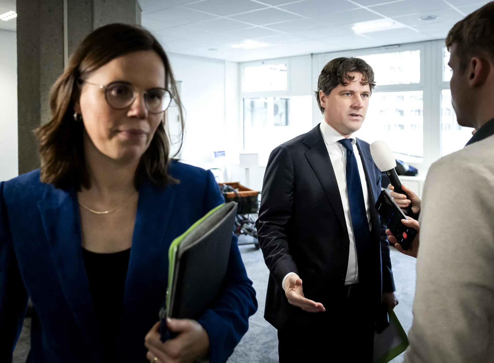 Mirjam Bikker en Henri Bontenbal door het stof voor steun aan motie ...