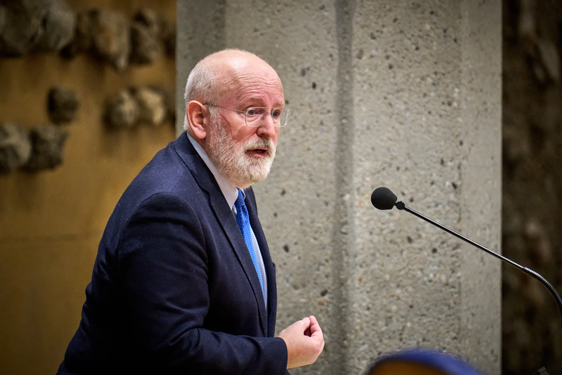 Frans Timmermans wast Bente Becker de oren in migratiedebat - Joop ...