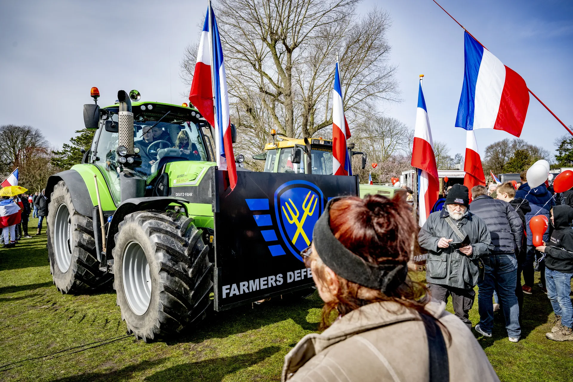 Groene boeren lijnrecht tegenover boze boeren met steun uit punk-hoek ...