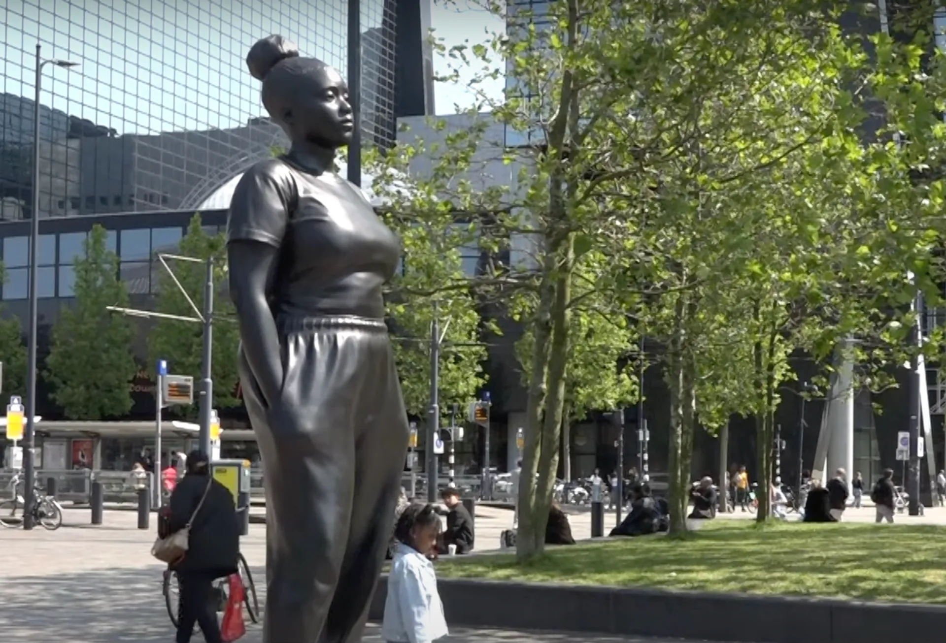 Beeld van jonge zwarte vrouw in Rotterdam immens populair. Dus dat is ...