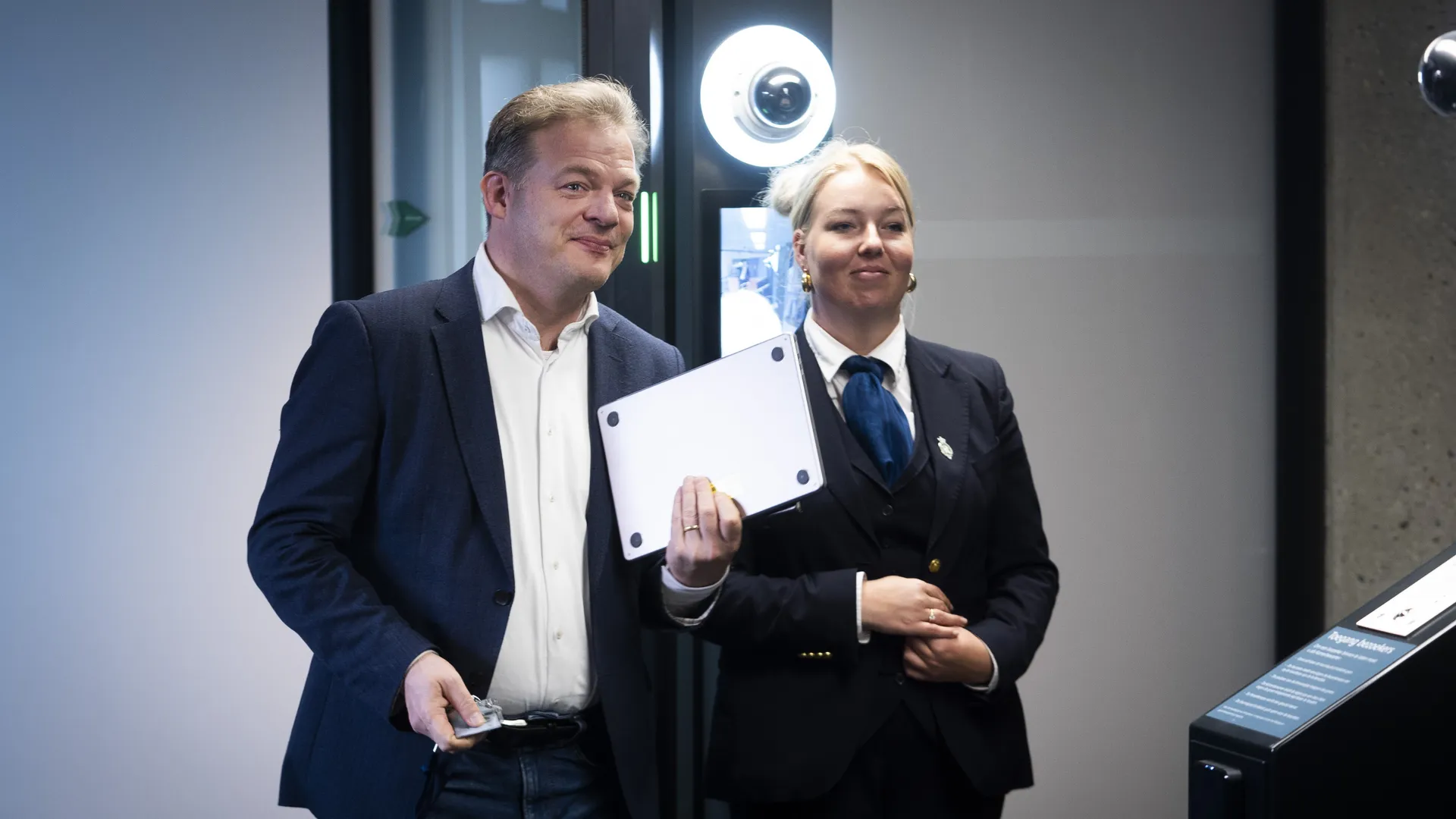 Omtzigt heeft een broertje dood aan transparantie nu hij zelf aan de ...