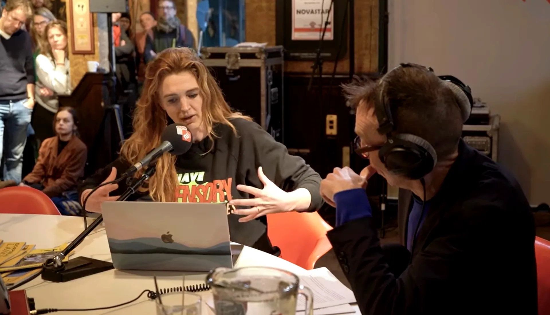 Cabaretier Vera van Zelm krijgt het te kwaad tijdens gloedvol betoog ...