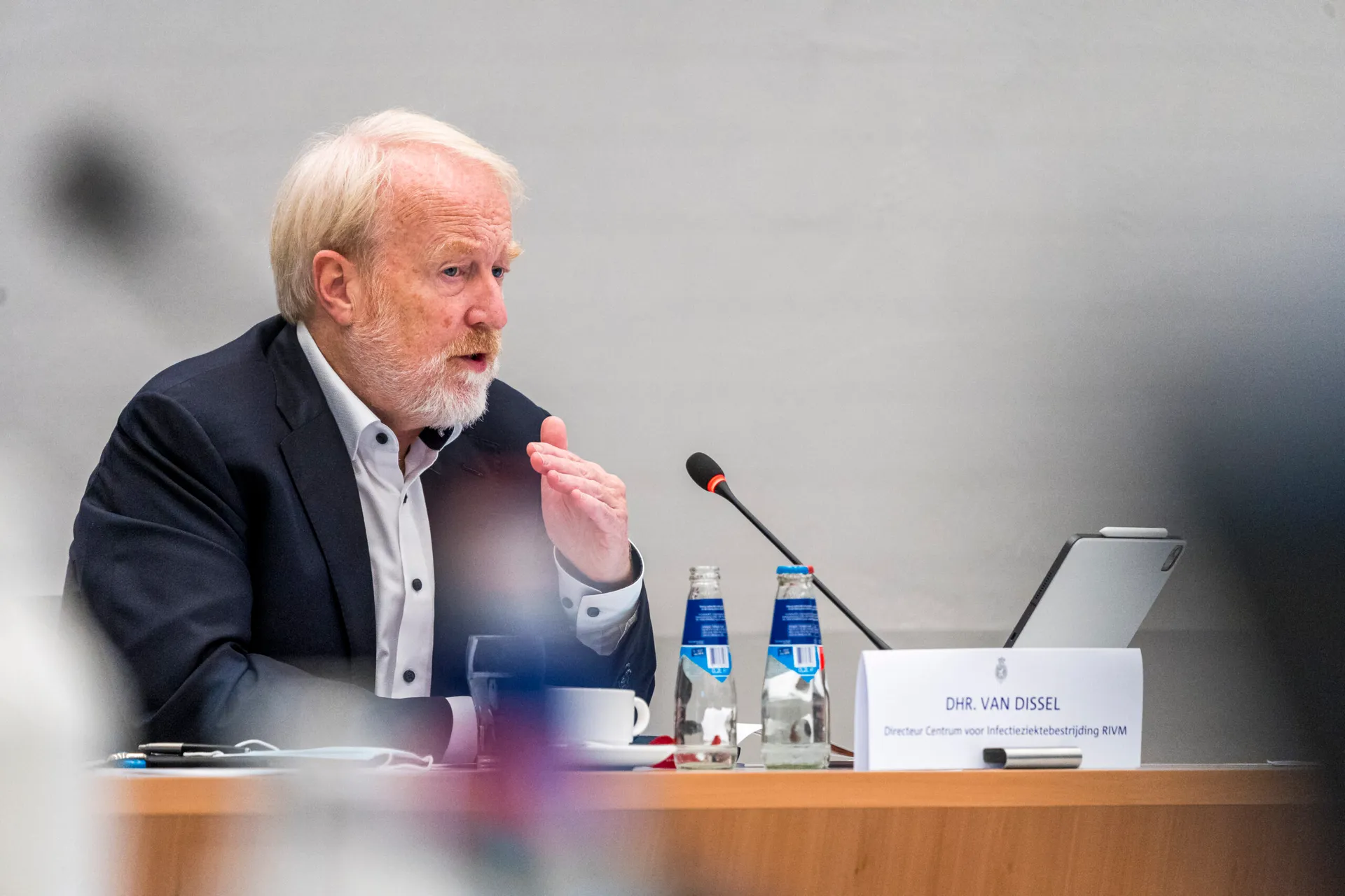 Van Dissel: AstraZeneca beschermt nauwelijks nog tegen Omikron - Joop ...