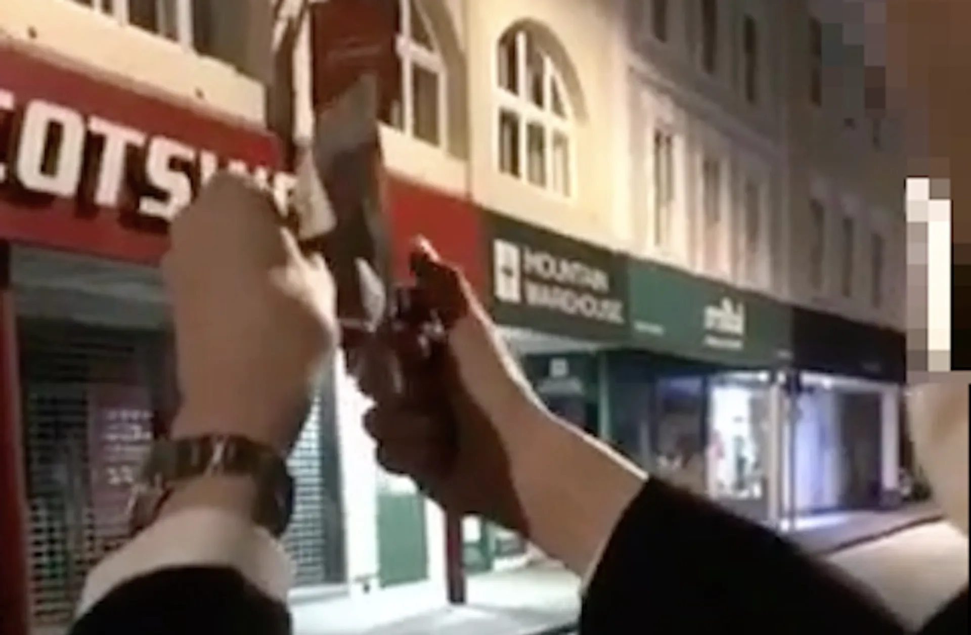 Conservatieve student verbrandt geld voor ogen dakloze - Joop - BNNVARA