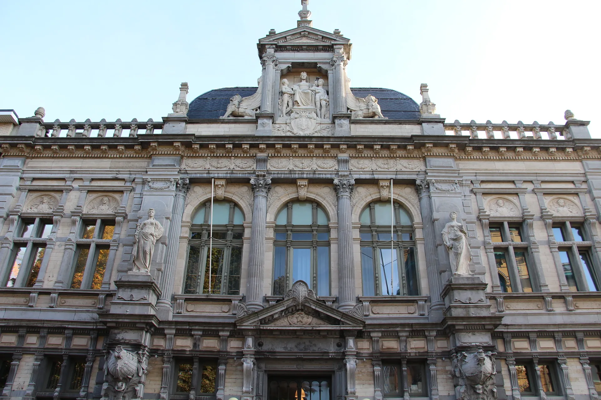 Historicus bedreigd: Geef les op nationalistische wijze, anders ...